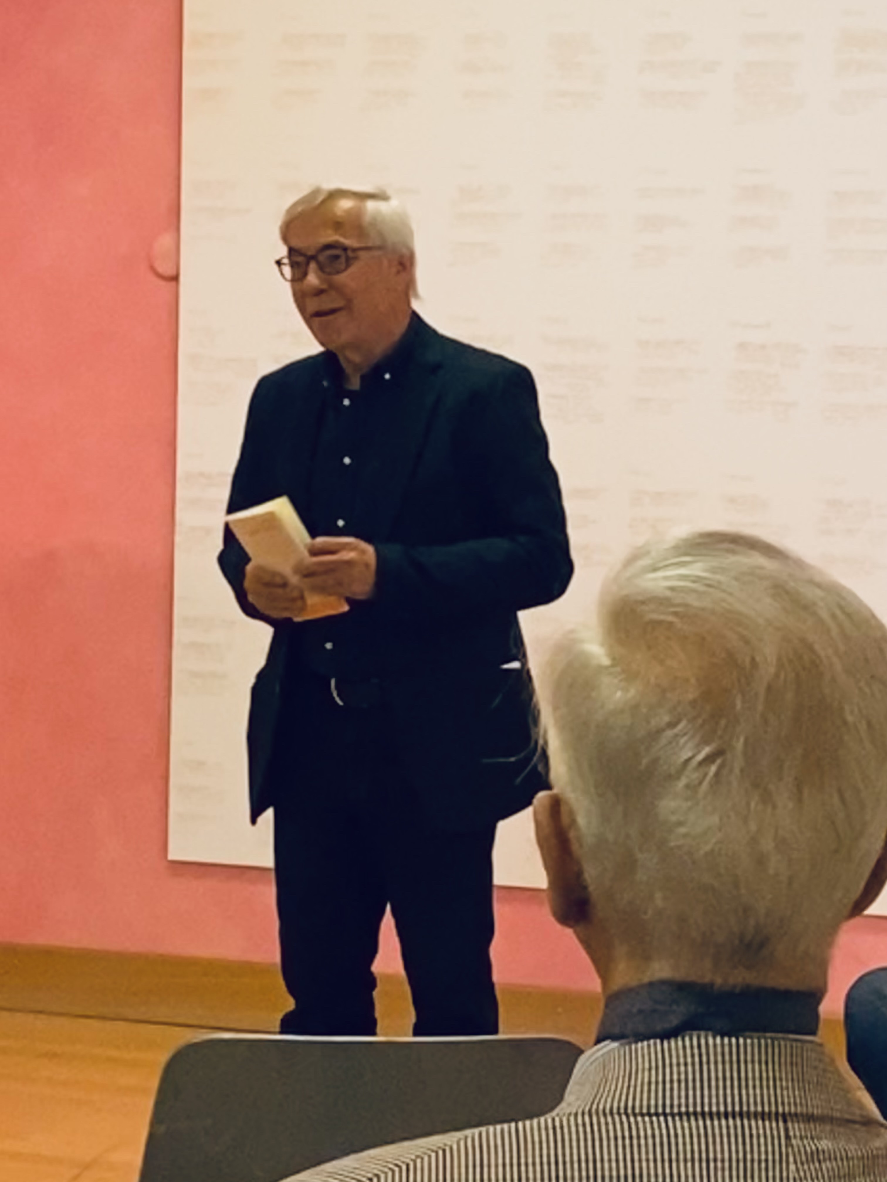 Ausstellungseröffnung mit Planeten und Musenküssen